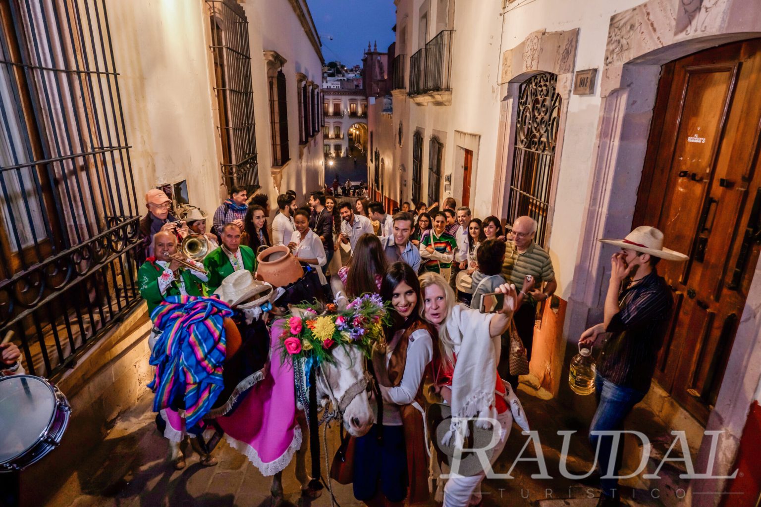 Conoce el origen de la tradicional Callejoneada Zacatecana