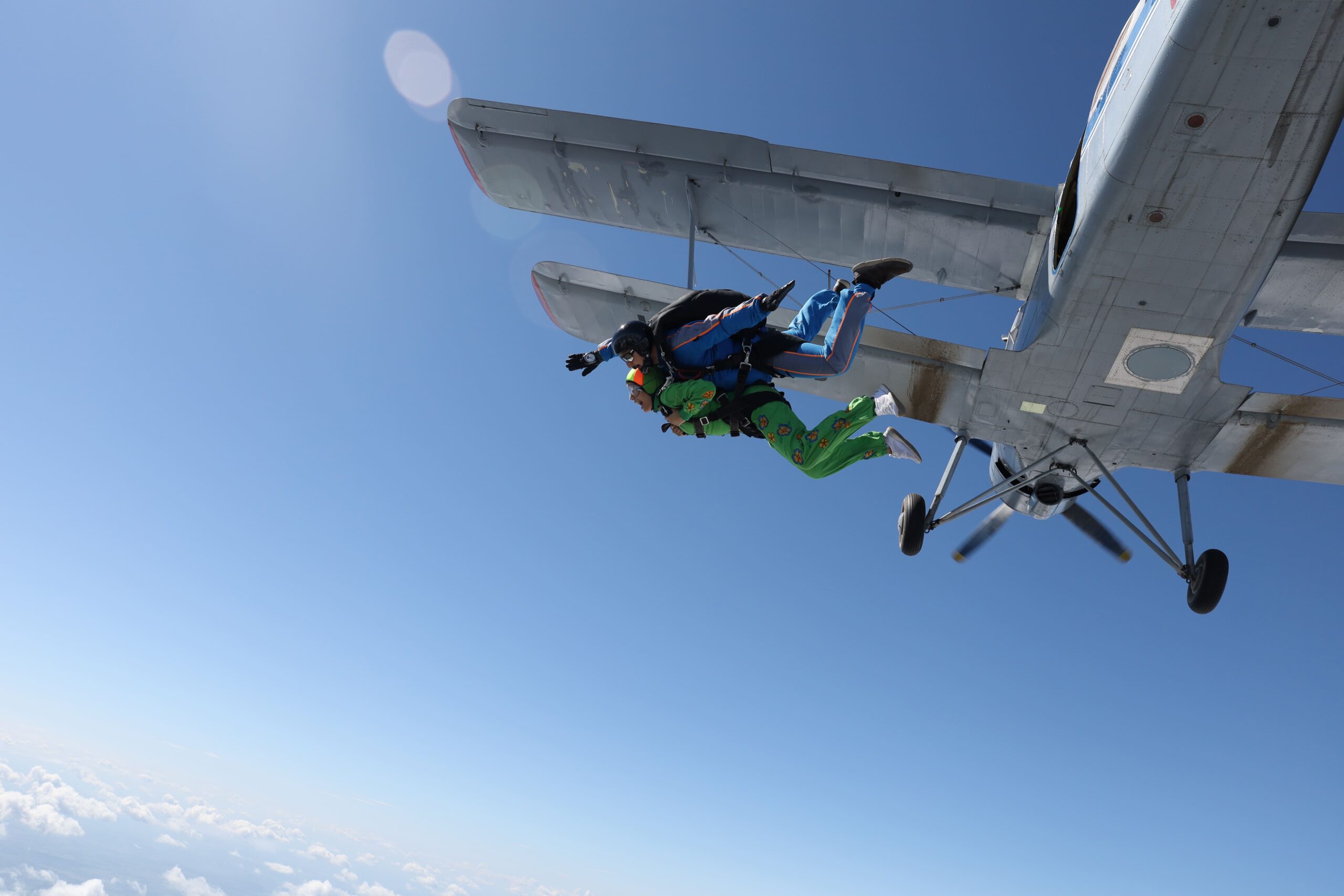 Los destinos más emocionantes para practicar paracaidismo - Revista Raudal